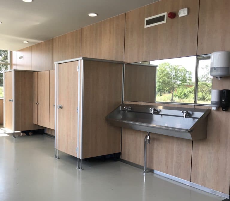 Trespa sanitairwand - Lockers and More | Sanitaire Cabines