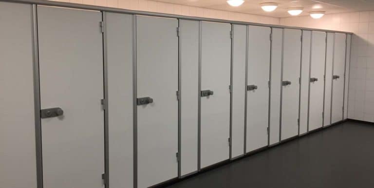 Sanitaire wand Trespa - 3 cabines - Lockers and More