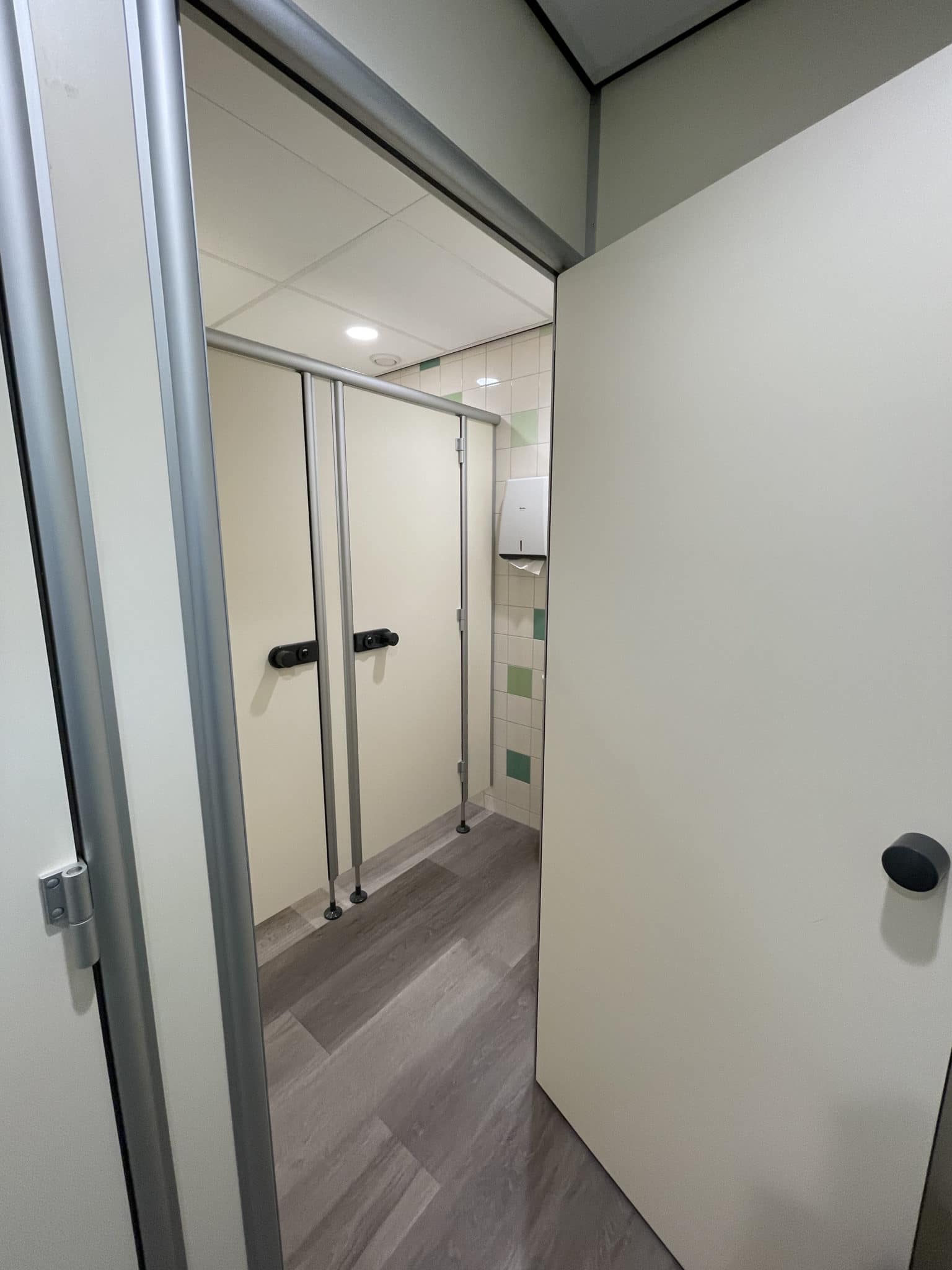 Sanitaire wand Trespa - 2 cabines - Lockers and More