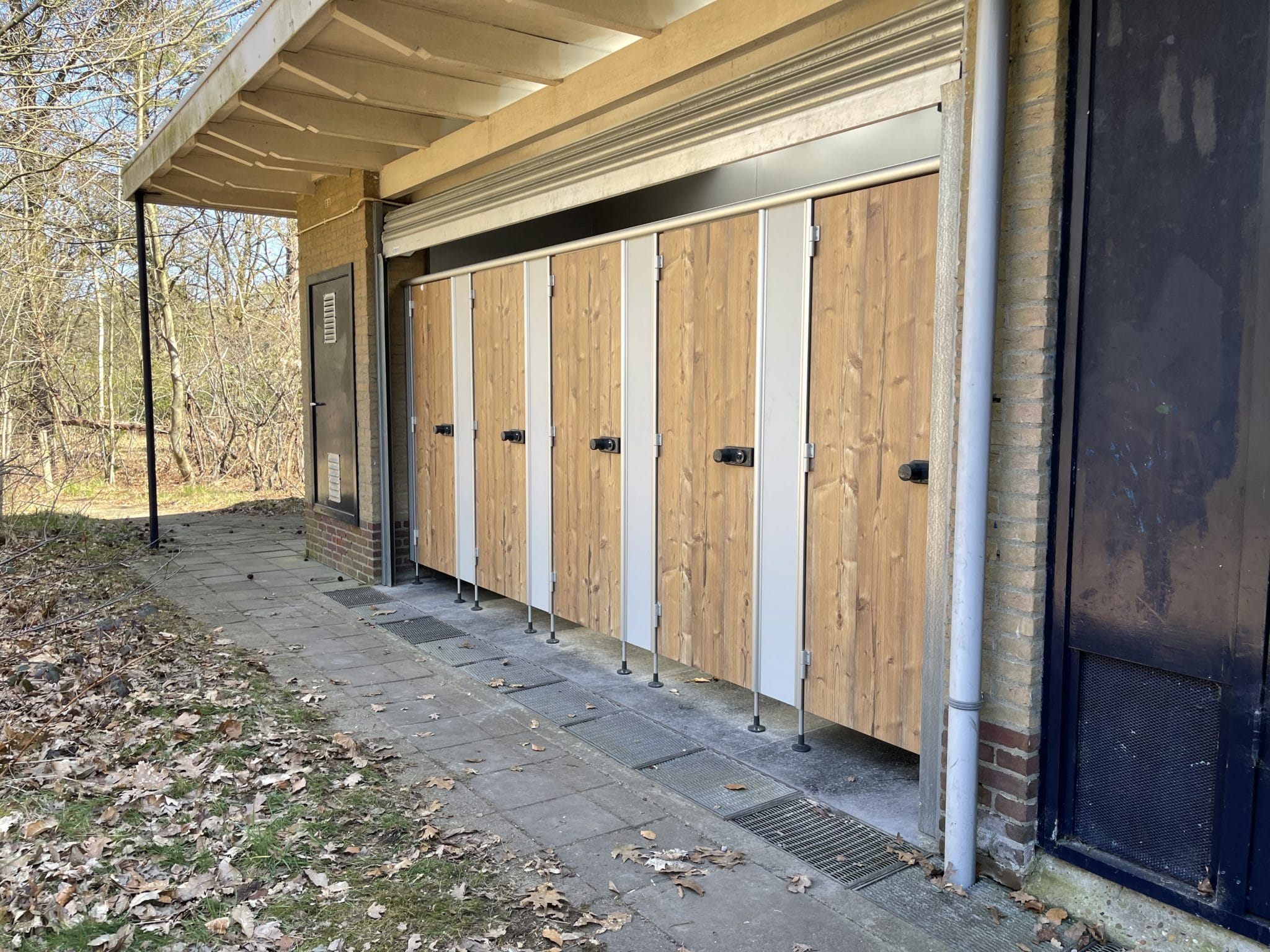 Sanitairwand Trespa - 4 cabines - Lockers and More