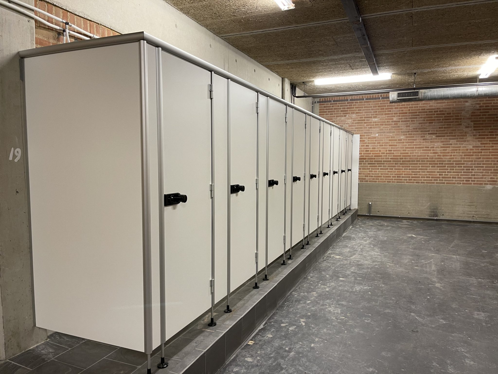 Sanitaire wand Trespa - 2 cabines - Lockers and More